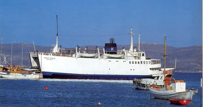 ΕΝΑ ΚΑΡΑΒΙ ΗΡΘΕ ΑΠΟ ΤΑ ΠΑΛΙΑ.... - KAIPOUTHEOS.GR