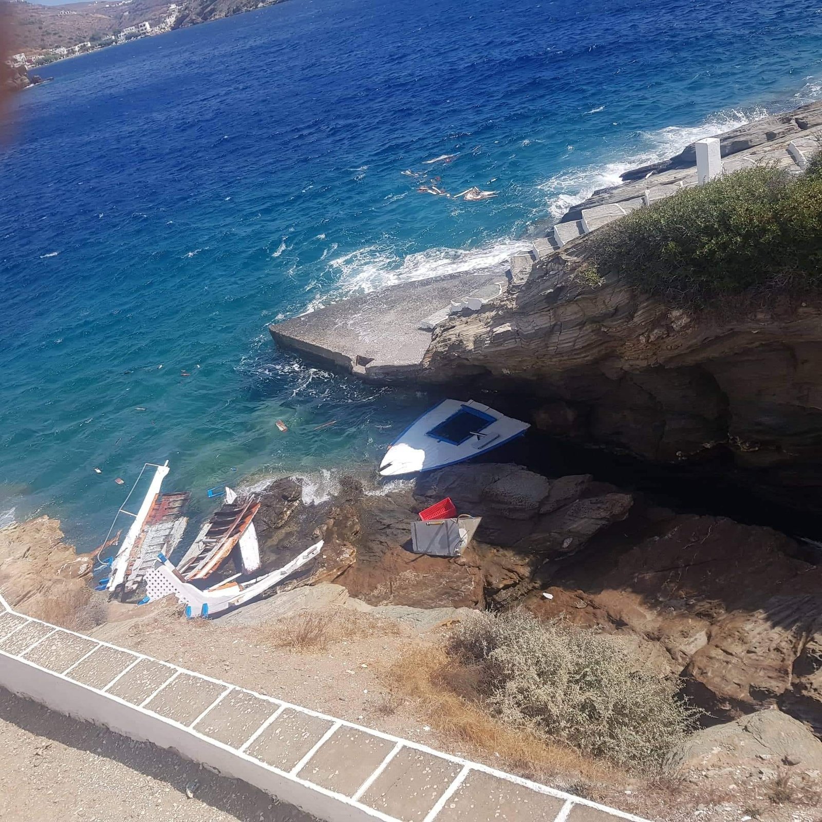 ΣΙΦΝΟΣ_Ολική καταστροφή για ξύλινο καϊκι που ξέσυρε από το Φάρο στα ...