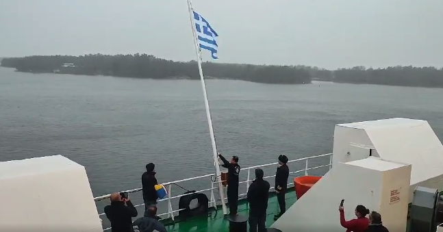 Η Ιερή στιγμή που το πλοίο ΑΝΕΜΟΣ ανεβάζει την Ελληνική σημαία-Βίντεο ...