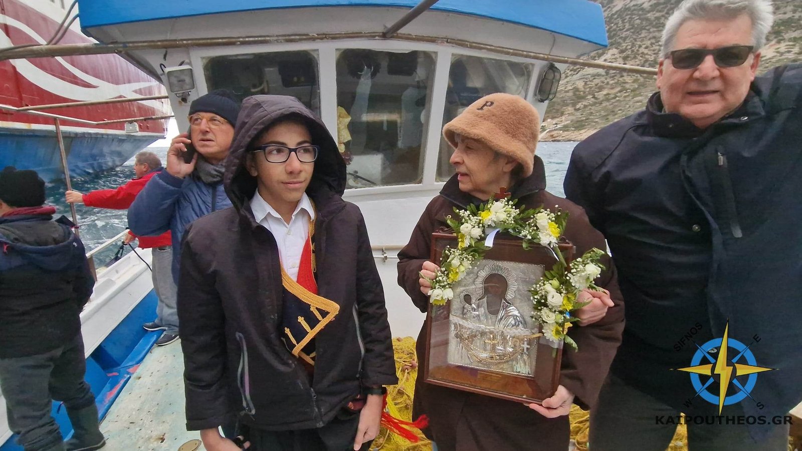 ΣΥΓΚΙΝΗΣΗ ΣΤΗ ΣΙΦΝΟ... Η ιερή στιγμή που επιβιβαζεται στο πλοίο ΑΝΕΜΟΣ ...