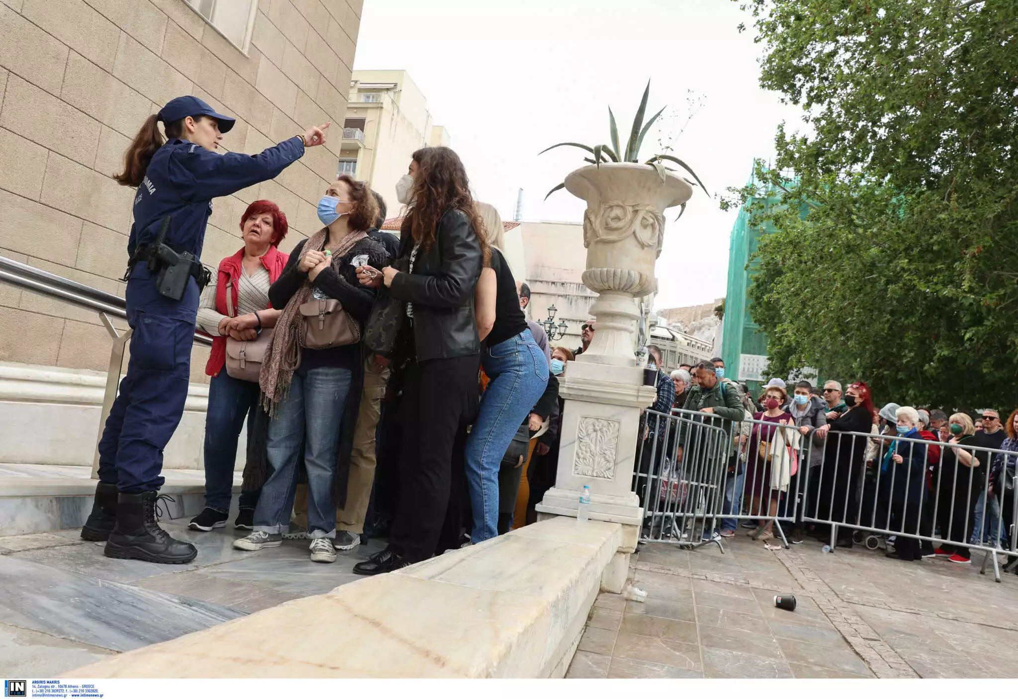 Ουρές πιστών στη Μητρόπολη Αθηνών για να προσκυνήσουν την εικόνα της ...