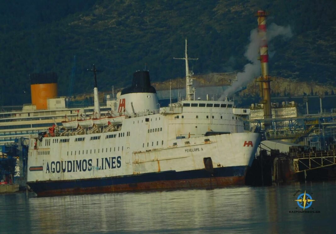 ΑΠΟ ΤΗΝ ΤΣΙΜΙΝΙΕΡΑ ΤΗΣ ΠΗΝΕΛΟΠΗΣ ΕΧΕΙ ΠΑΝΩ ΑΠΟ 10 ΧΡΟΝΙΑ ΝΑ ΒΓΕΙ ΚΑΠΝΟΣ ...