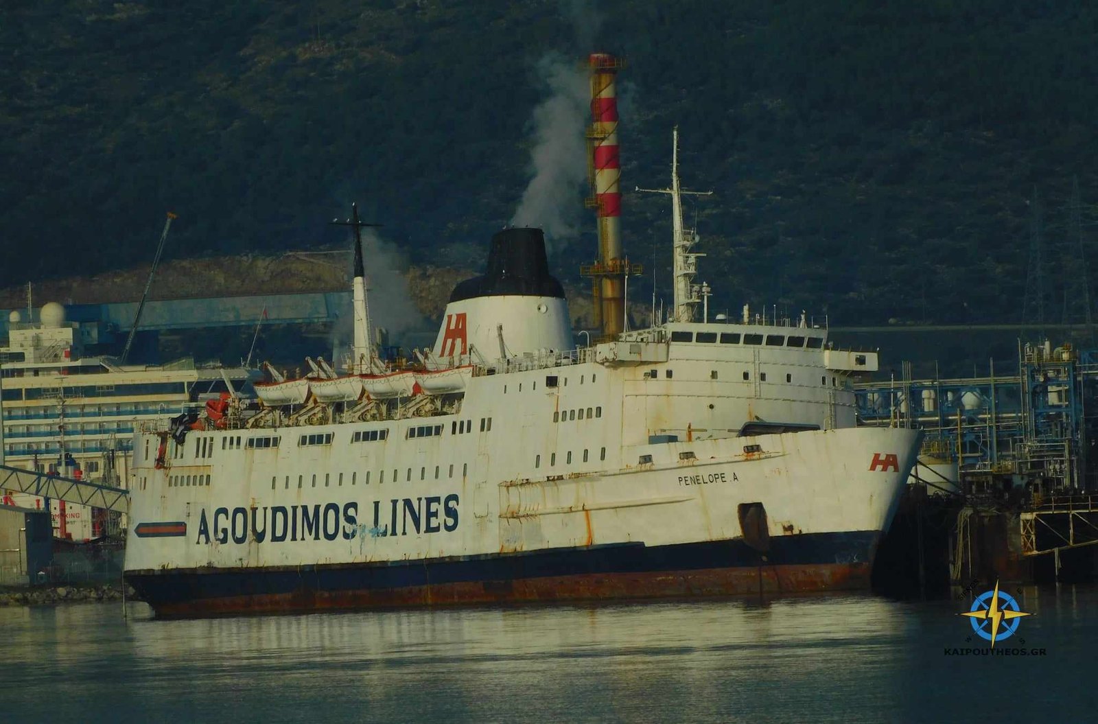 ΑΠΟ ΤΗΝ ΤΣΙΜΙΝΙΕΡΑ ΤΗΣ ΠΗΝΕΛΟΠΗΣ ΕΧΕΙ ΠΑΝΩ ΑΠΟ 10 ΧΡΟΝΙΑ ΝΑ ΒΓΕΙ ΚΑΠΝΟΣ ...